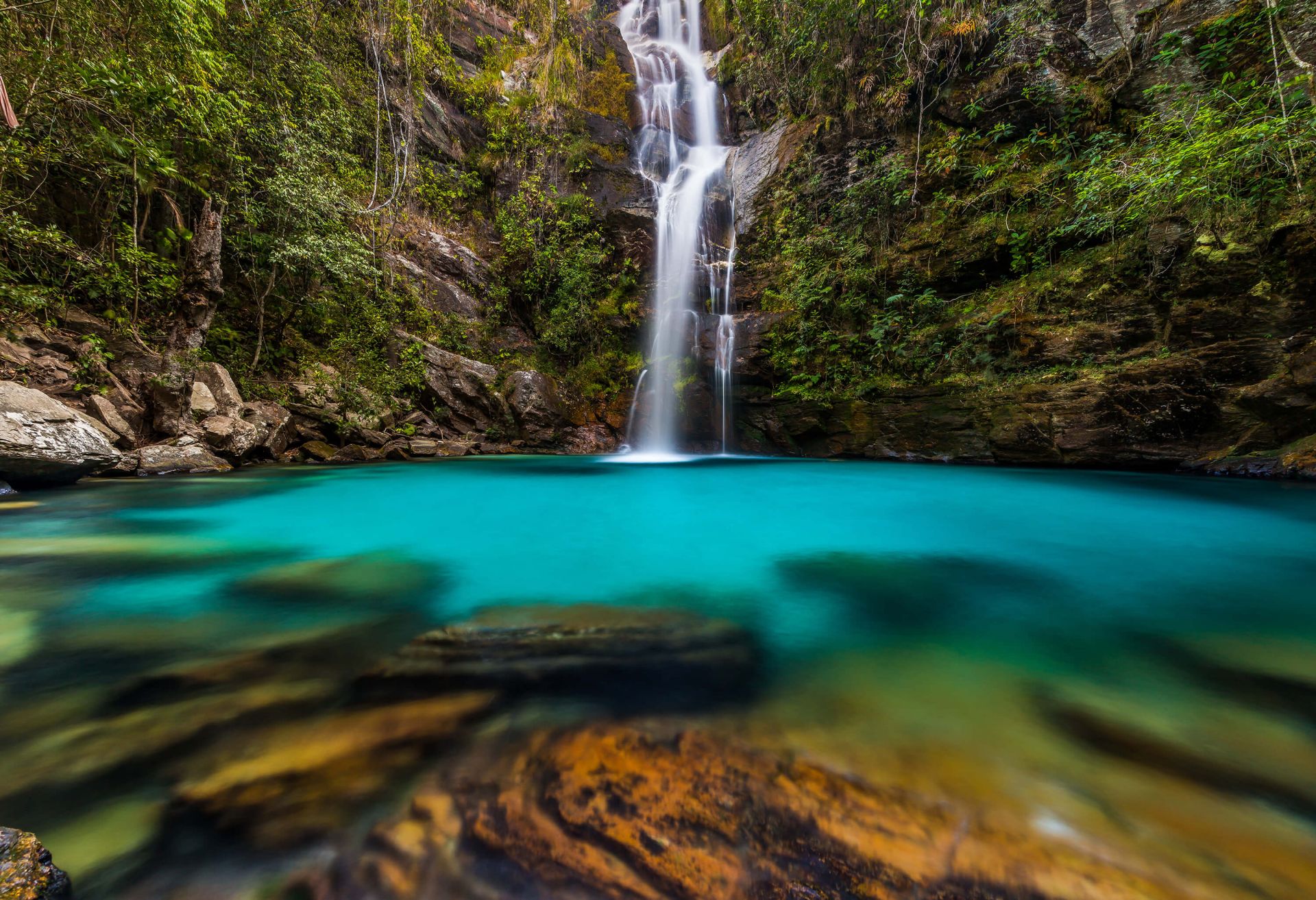 Turquoise waterfall - Wallpaper
