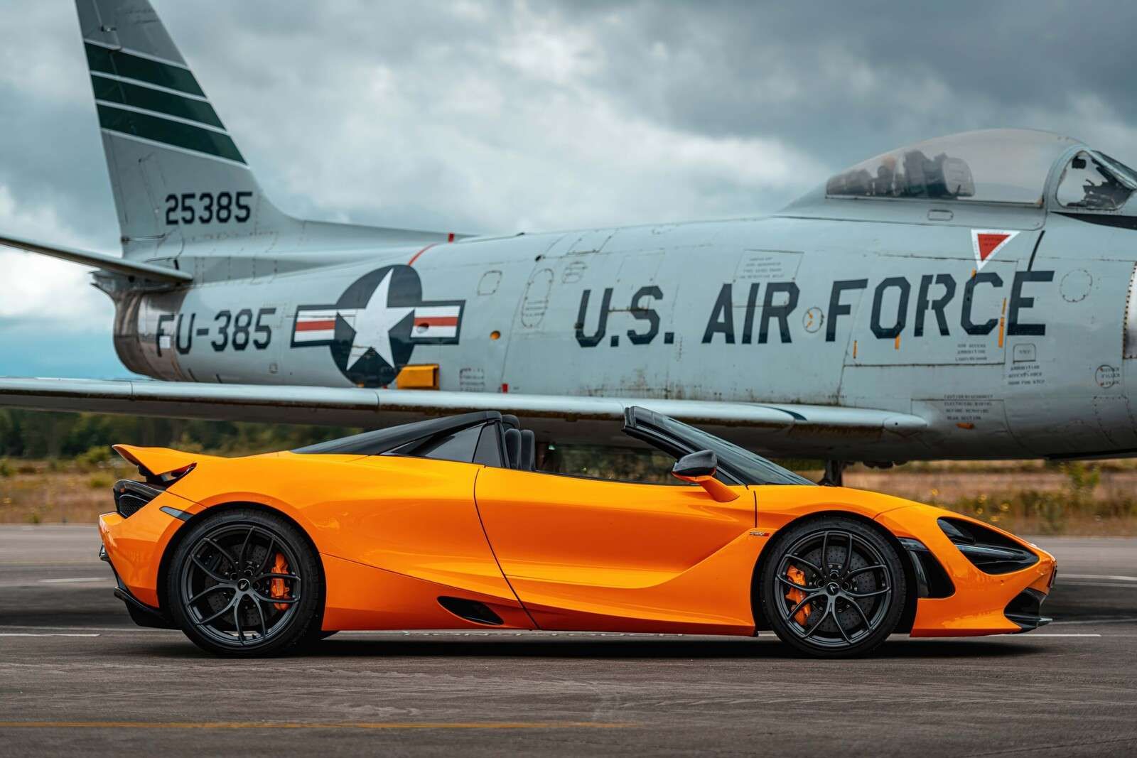 Wallpaper Mural - Supercar and fighter jet - Photo Wallpaper